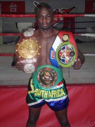 VUYISILE COLOSSA (SOUTH AFRICA) - SIAM FIGHT MAG