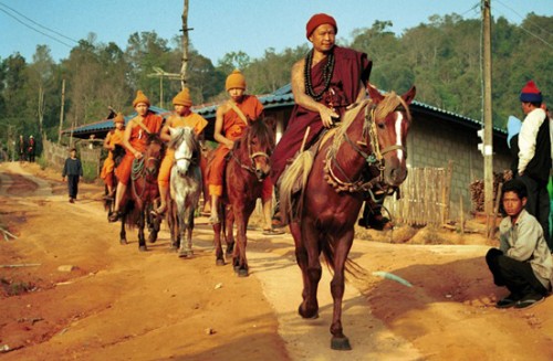 THE MONKS AND THE MUAY THAI - SIAM FIGHT MAG