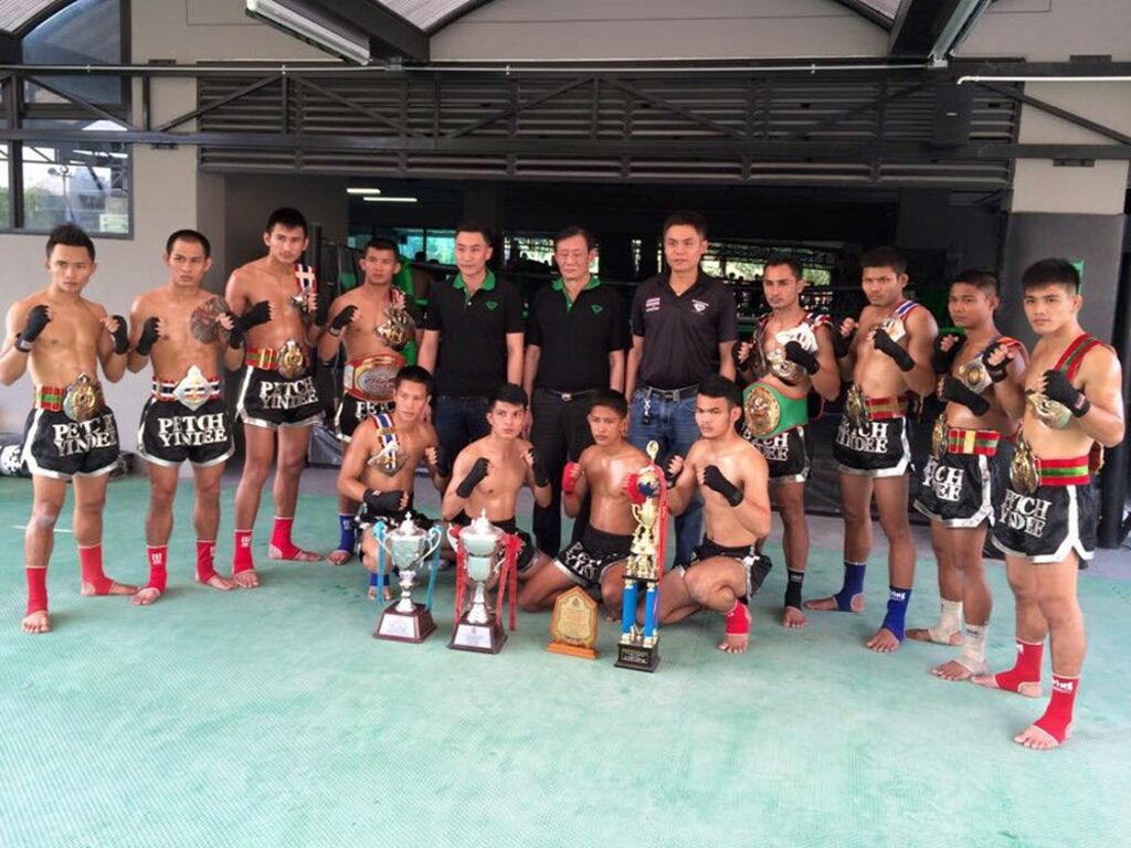 THE NEW PETCHYINDEE ACADEMY 2014 - SIAM FIGHT MAG