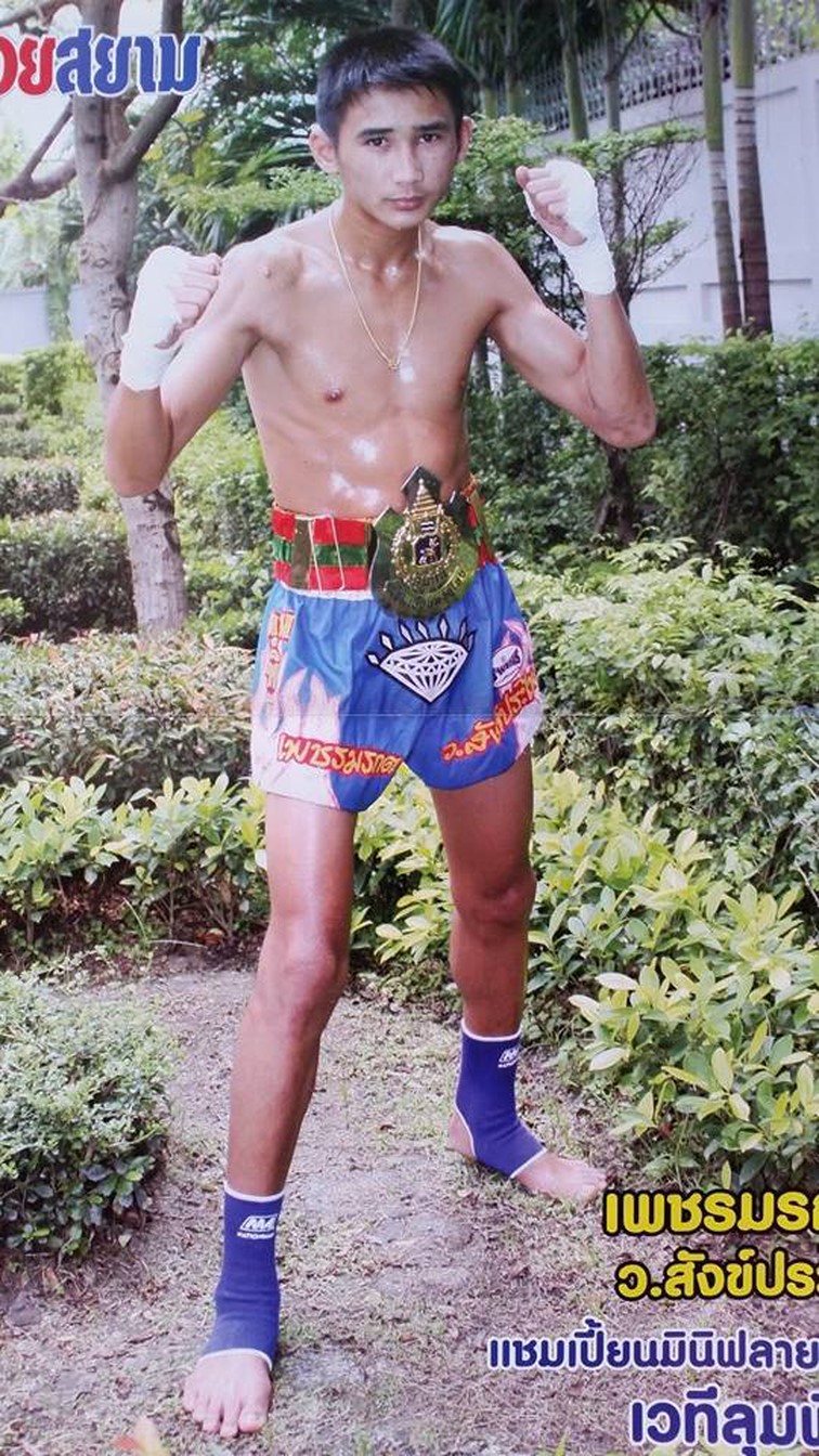 THE NEW PETCHYINDEE ACADEMY 2014 - SIAM FIGHT MAG