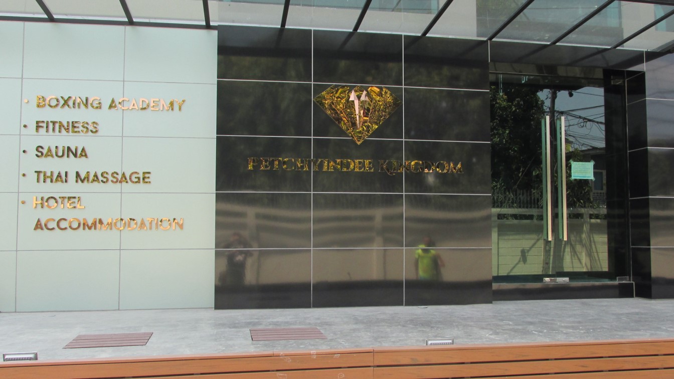 THE NEW PETCHYINDEE ACADEMY 2014 - SIAM FIGHT MAG